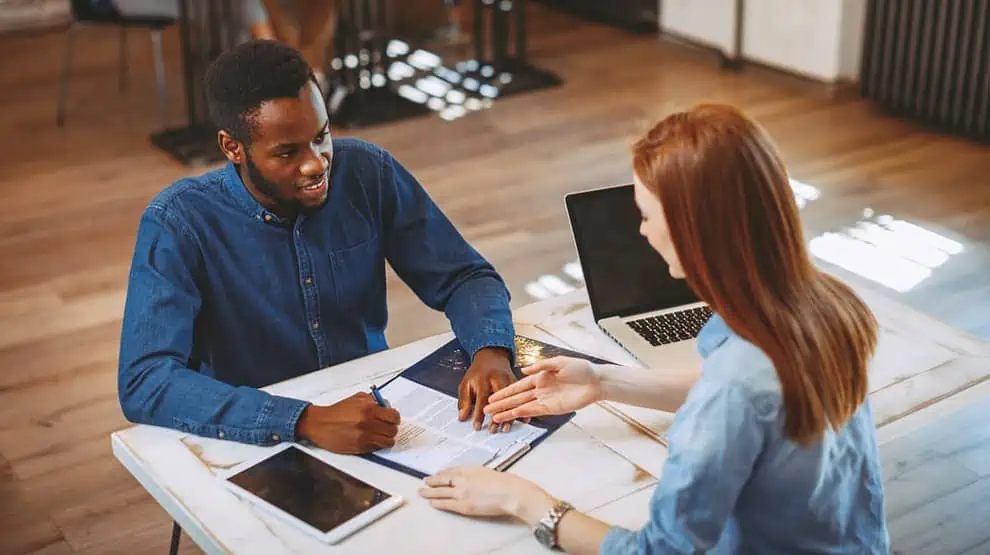 Devenir Chargé De Recrutement Missions Salaire Et Formation