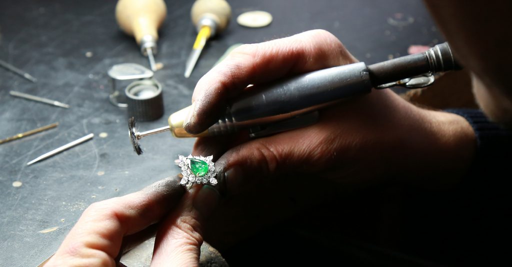 Devenir Bijoutier-joaillier : missions, salaire et formation