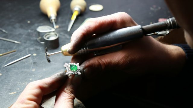 Devenir Bijoutier-joaillier : missions, salaire et formation